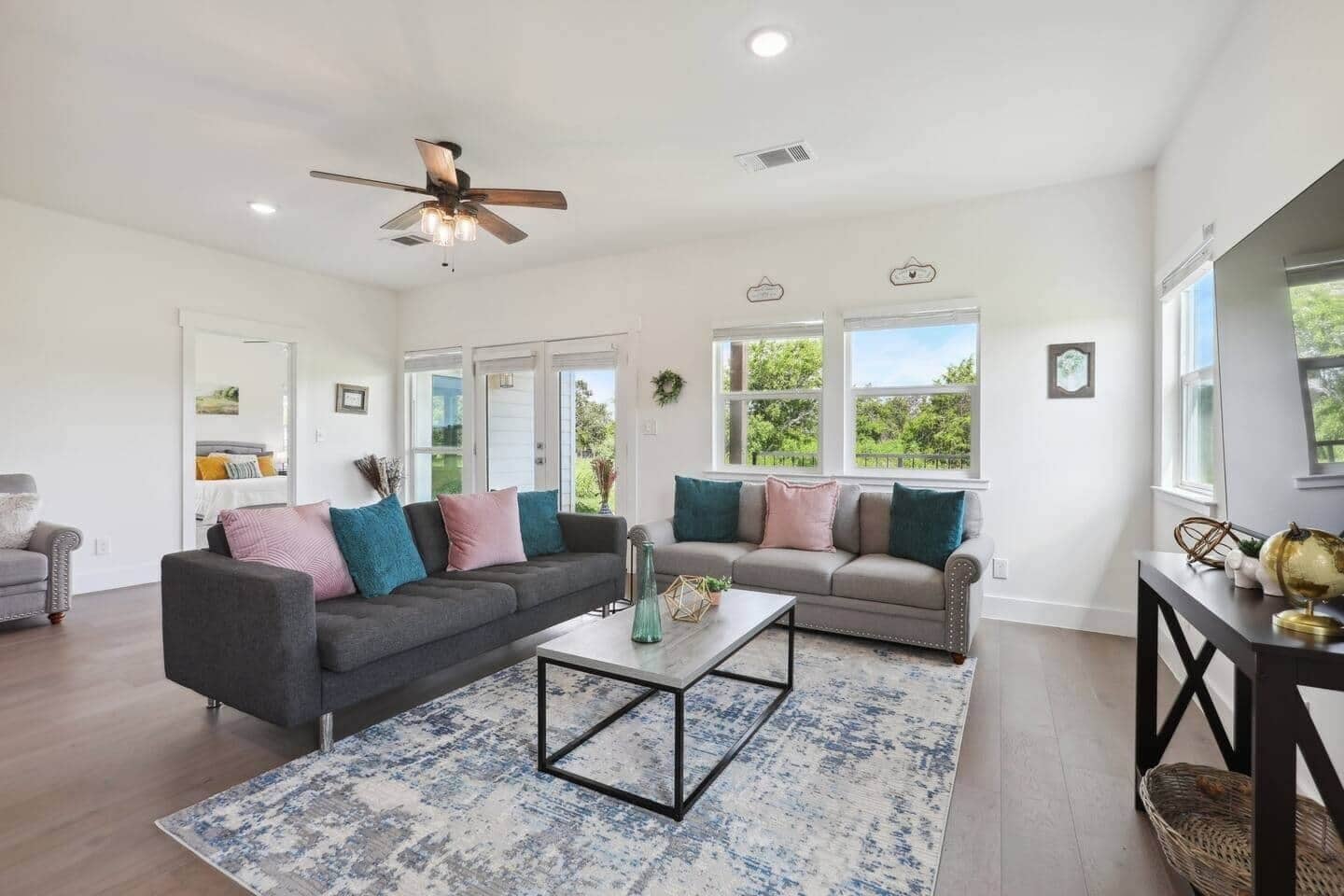 Modern Farmhouse In Mcdade - Sherwood Forest Faire