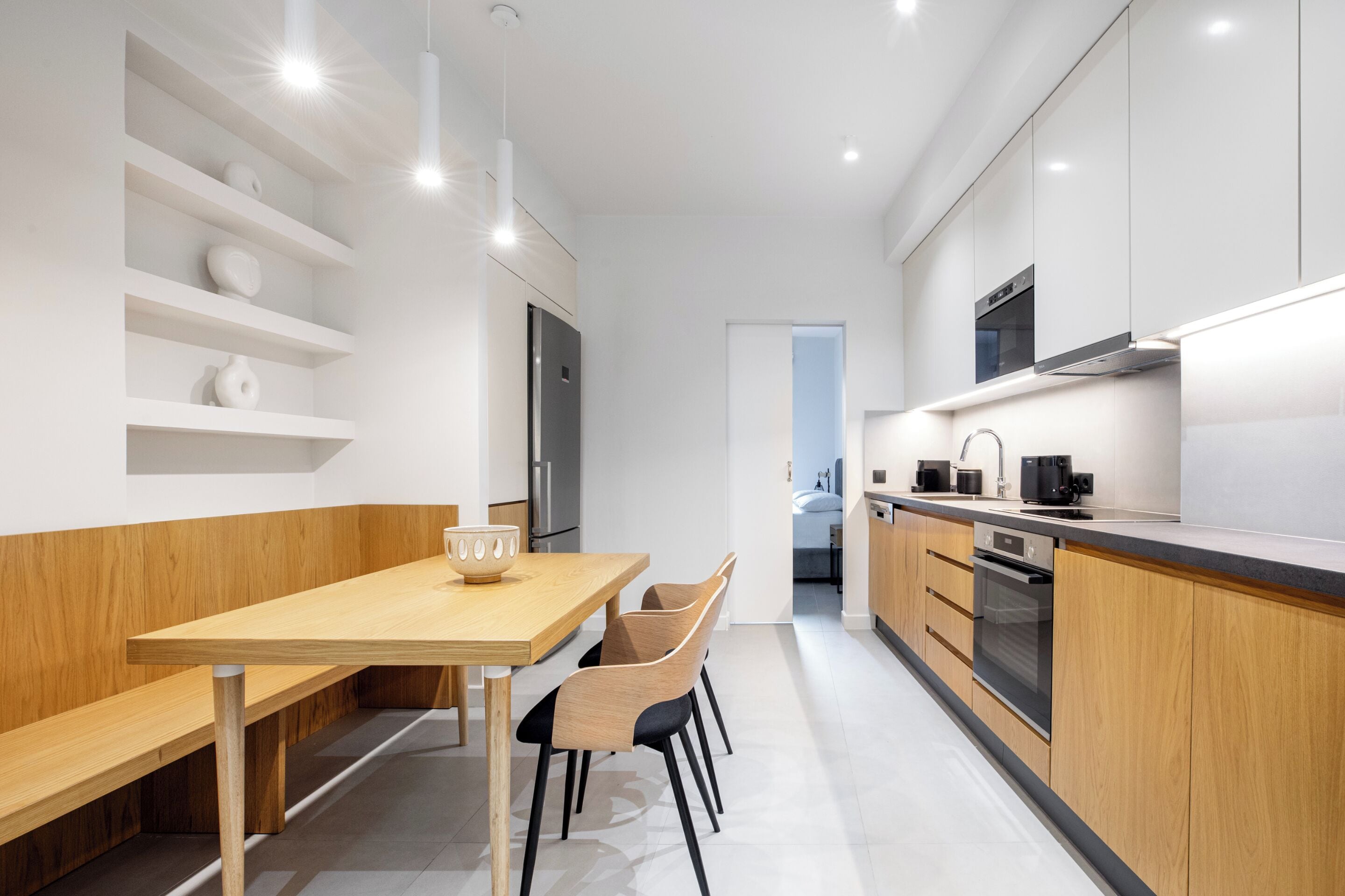 Apartamento Deluxe | Cozinha privada | Uma máquina de café expresso, um frigorífico/congelador grande 