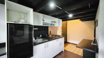 Loft conforto, vista para a cidade | Cozinha privada | Frigobar, talheres/pratos/utensílios de cozinha
