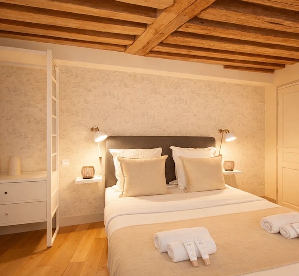 Harpe - Louvre Museum - Paris