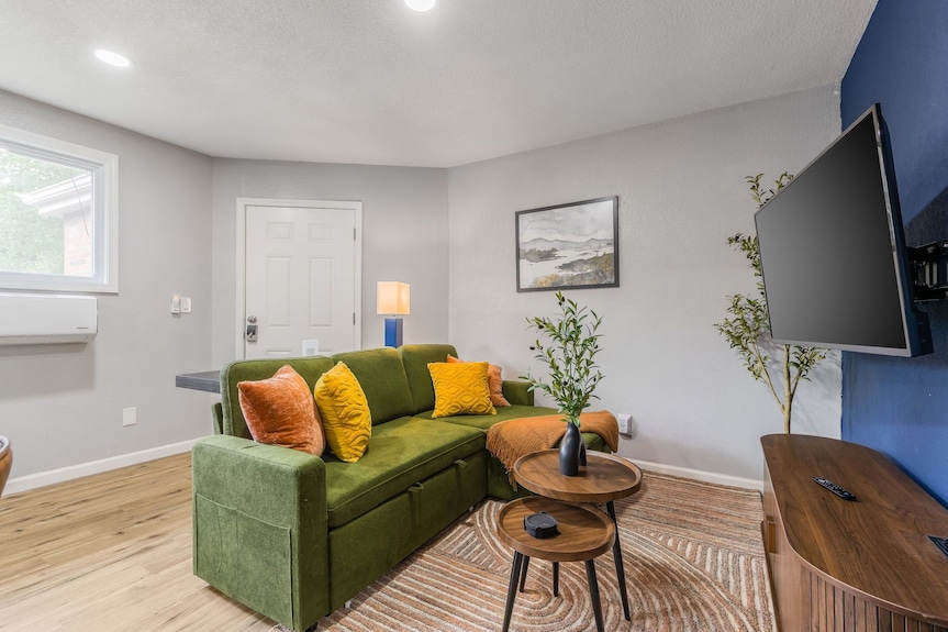 Cozy 2-bedroom Apartment Close To Kansas City, King Bed And Workspace - Parkville, MO