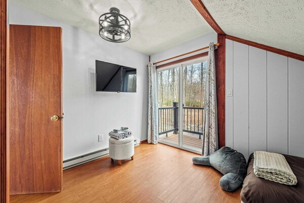 Stylish Renovated Home Open Layout, Coffee Bar + Near Hiking & Waterfalls - Pennsylvania