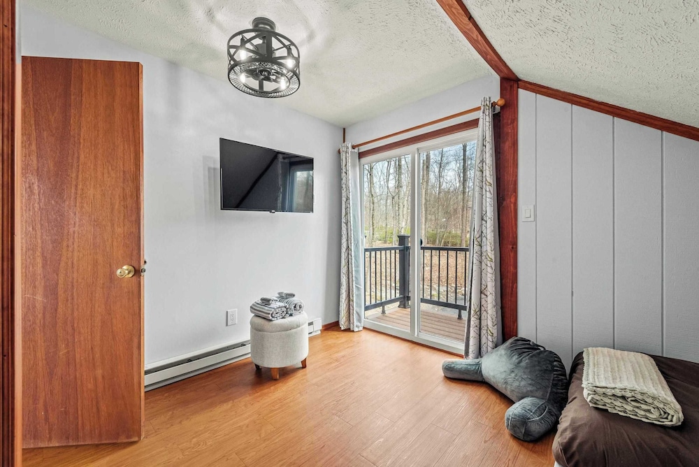 Stylish Renovated Home Open Layout, Coffee Bar + Near Hiking & Waterfalls - Red Rock, East Stroudsburg