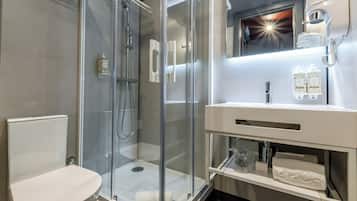 Quarto Duplo ou Twin Standard | Casa de banho | Artigos de higiene pessoal grátis, um secador de cabelo