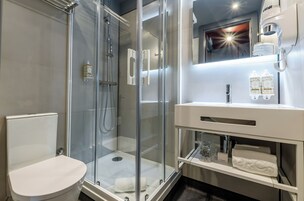 Quarto casal ou duplo standard | Banheiro | Produtos de toalete grátis, secador de cabelo, toalhas de banho 