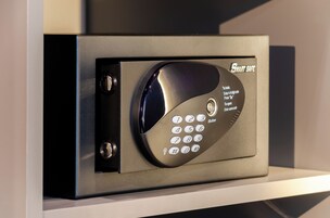 Um elevador moderno e metálico, tipo self-service, com teclado e identificação