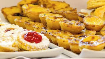 Pequeno-almoço tipo buffet diário (15 EUR por pessoa)