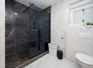 Um polibã, toalhas fornecidas 