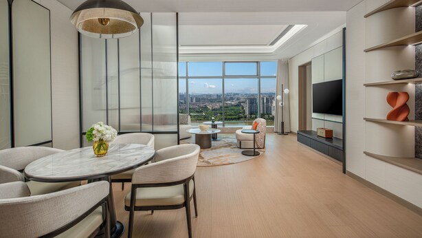 Sala de estar moderna com área de jantar, janelas amplas com vista para a cidade, televisão de tela plana e design minimalista.