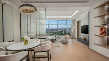 Suite, 1 quarto, vista para o rio | Edredões de penas, secretária