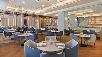 Pequeno-almoço tipo buffet diário (25 USD por pessoa)