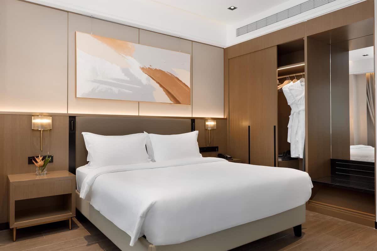 Suite Júnior, 1 cama king-size | Cofre no quarto, secretária