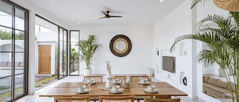 Vila luxo, 3 quartos, varanda, vista para a piscina | Sala de jantar