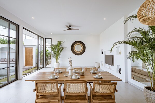 Villa Deluxe, 3 quartos, pátio, vista para a piscina | Sala de jantar