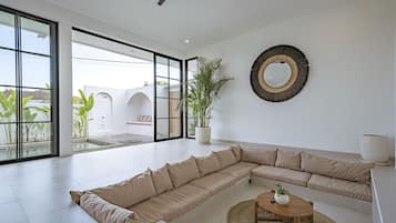 Villa Deluxe, 3 quartos, pátio, vista para a piscina | Sala | Televisor de 43 polegadas com canais por cabo