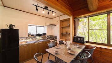 Casa de Campo Comfort, vista para a montanha | Cozinha privada | Um frigorífico, um micro-ondas, um forno, uma placa de cozinha