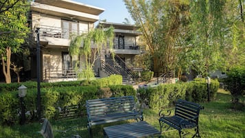 Suite Familiar, vista para o jardim | Secretária, Wi-fi grátis, roupa de cama fornecida