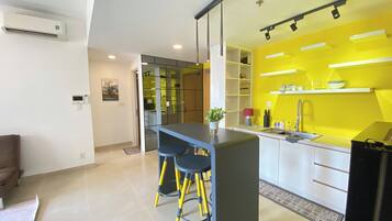 Apartamento de Luxo, Vista para a cidade | Cozinha privada | Um frigorífico, um micro-ondas, uma placa de cozinha