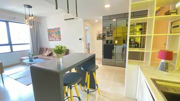 Apartamento de Luxo, Vista para a cidade | Sala de estar | Televisor de ecrã plano de 60 polegadas com canais via satélite