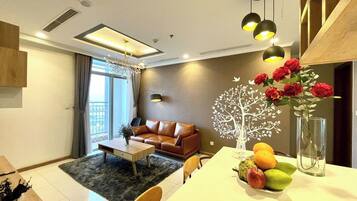 Apartamento Familiar | Sala de estar | Televisor de ecrã plano de 60 polegadas com canais via satélite