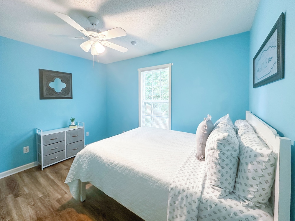 Cozy + Connected • Central, office space with fast wifi, family and pet ...