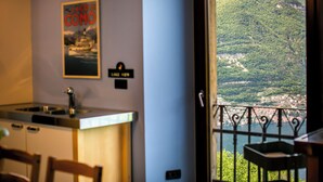 Uma cozinha com vista para uma montanha e um lago.