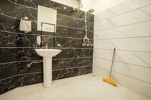 Dormitório Partilhado Deluxe, em dormitório misto, casa de banho privativa | Casa de banho | Um polibã, papel higiénico