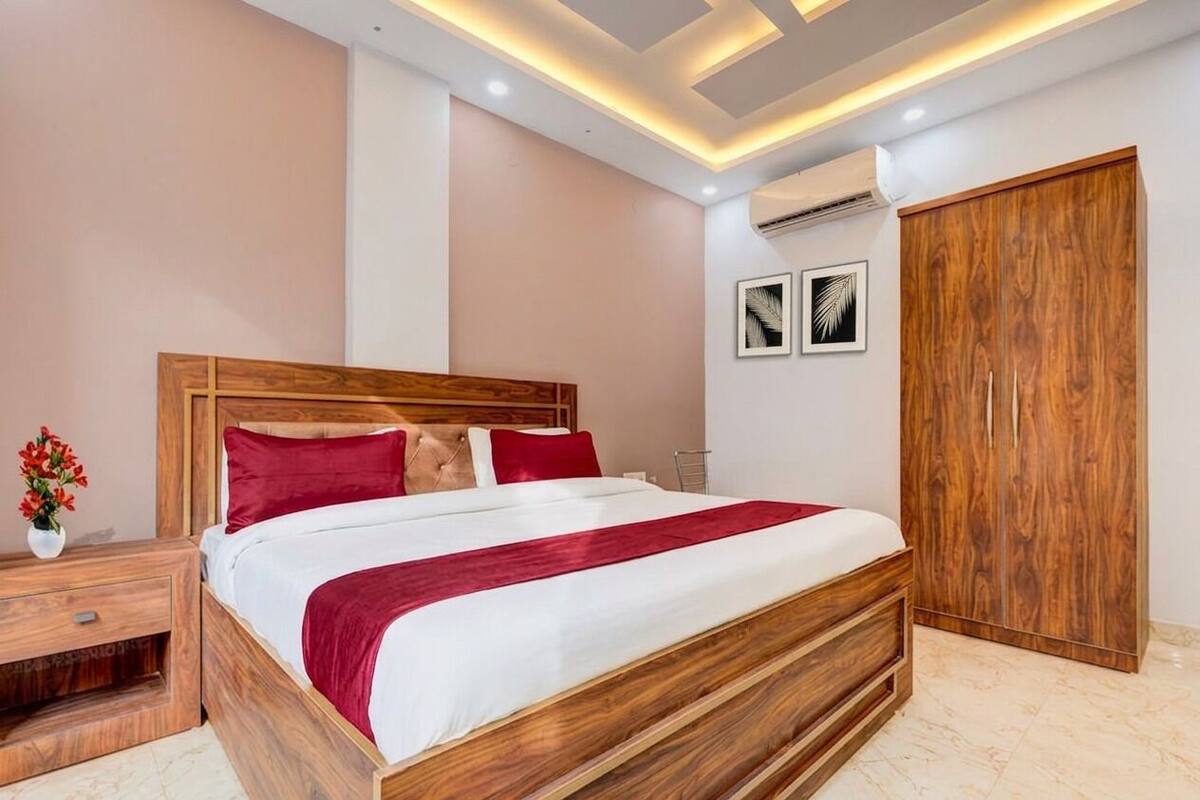 Quarto, 1 cama King, ar-condicionado | Wi-Fi de cortesia, roupa de cama