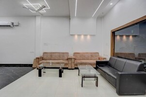 Quarto casal executivo, vista para a cidade | Área de estar | TV LED