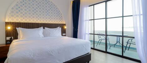 Estúdio, 1 cama King, sacada, vista para o oceano | Escrivaninha, ferros/tábuas de passar roupa, Wi-Fi de cortesia