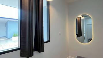 Quarto Duplo, pátio, vista para o jardim | Secretária, secretária adequada para computadores portáteis