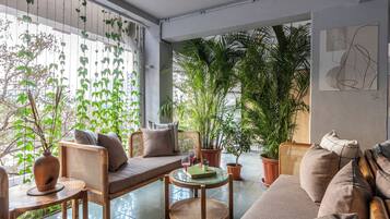 Área de estar no saguão