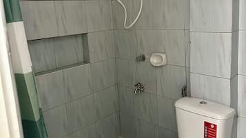 Um polibã, um secador de cabelo, toalhas fornecidas, sabão