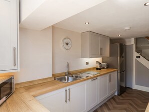 Uma máquina de lavar louça, utensílios de cozinha