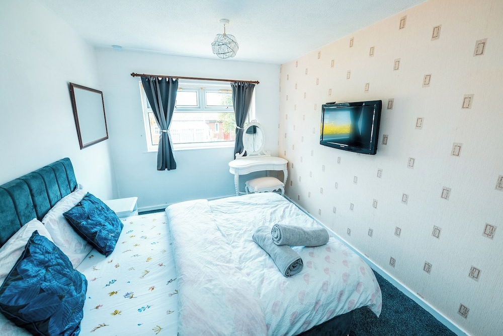 3-bed City Retreat - Sleeps 7, Garden & Parking - Manchester