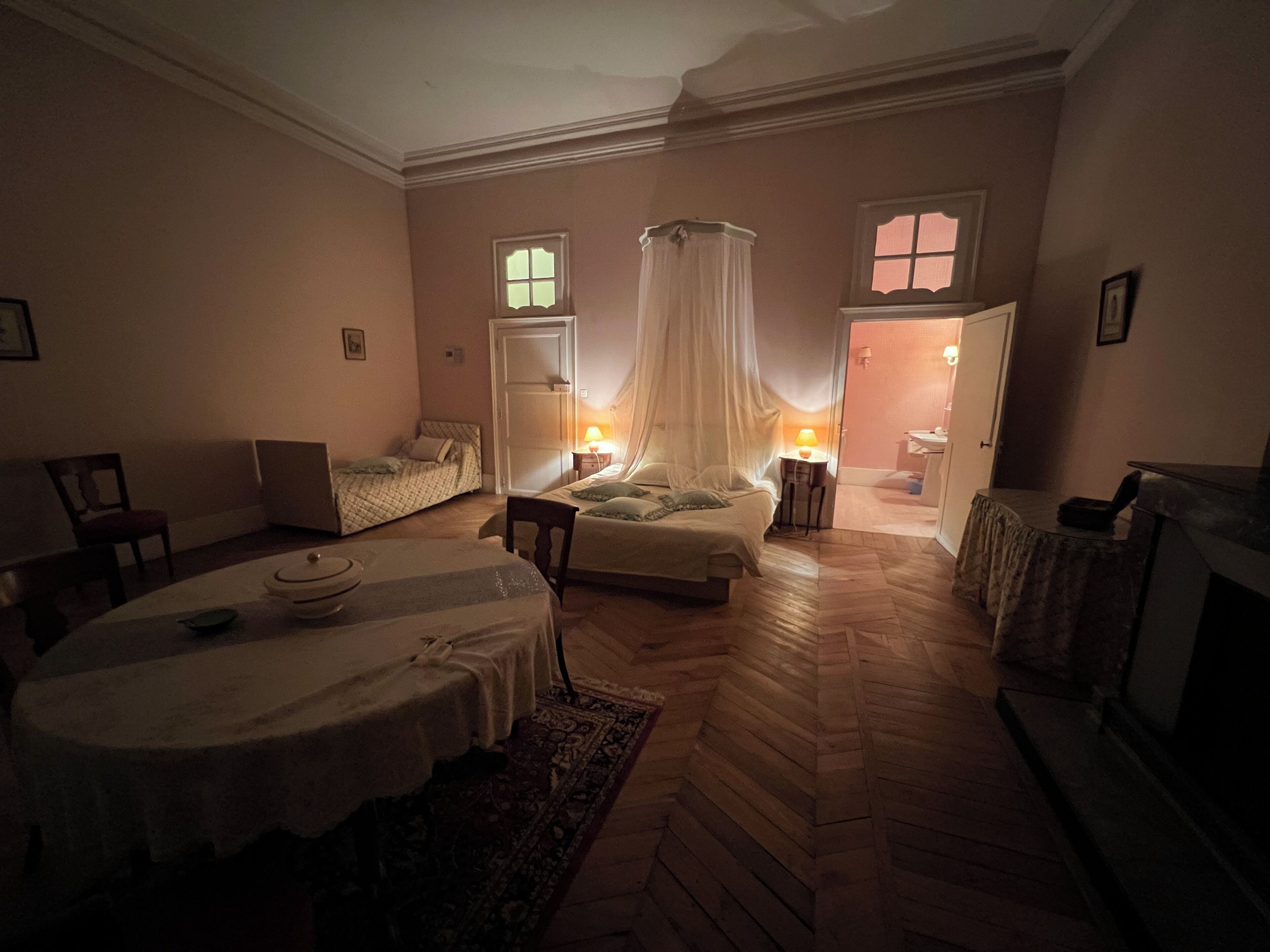 Quarto casal luxo, vista para o jardim (Bonamour) | Banheiro | Chinelos 