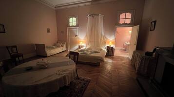 Quarto casal luxo, vista para o jardim (Bonamour) | Banheiro | Chinelos