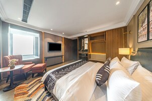 Spacious Deluxe Room with Jacuzzi | Secretária, ferro/tábua de engomar, roupa de cama fornecida