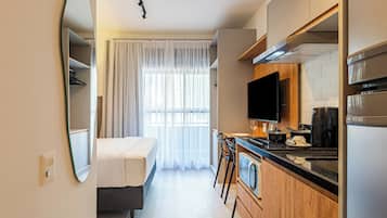 Estúdio, varanda | Cortinas/cortinados opacos, Wi-fi grátis, roupa de cama fornecida