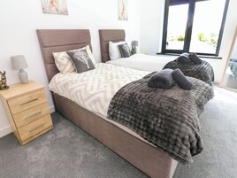 3 quartos, individualmente decorados, individualmente mobiliados