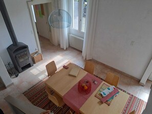 Um frigorífico, um micro-ondas, um forno, uma placa de cozinha