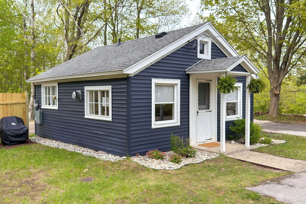Walk To Beach & Dtwn: Frankfort Cottage W/ Bbq - Frankfort, MI