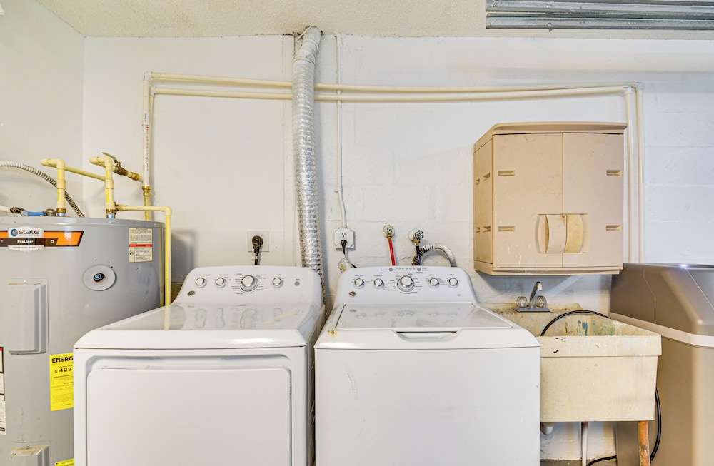 5 Mi To Beach: Home W/ Pool In Holiday! - Pinellas County, FL