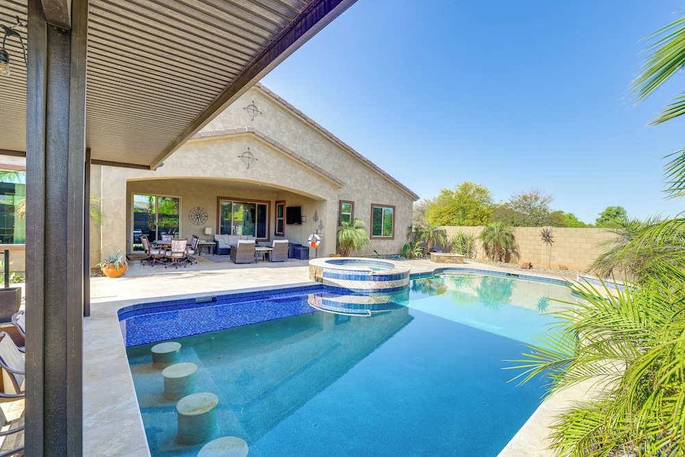 Swim-up Bar & Putting Green: Goodyear Getaway! - Buckeye, AZ