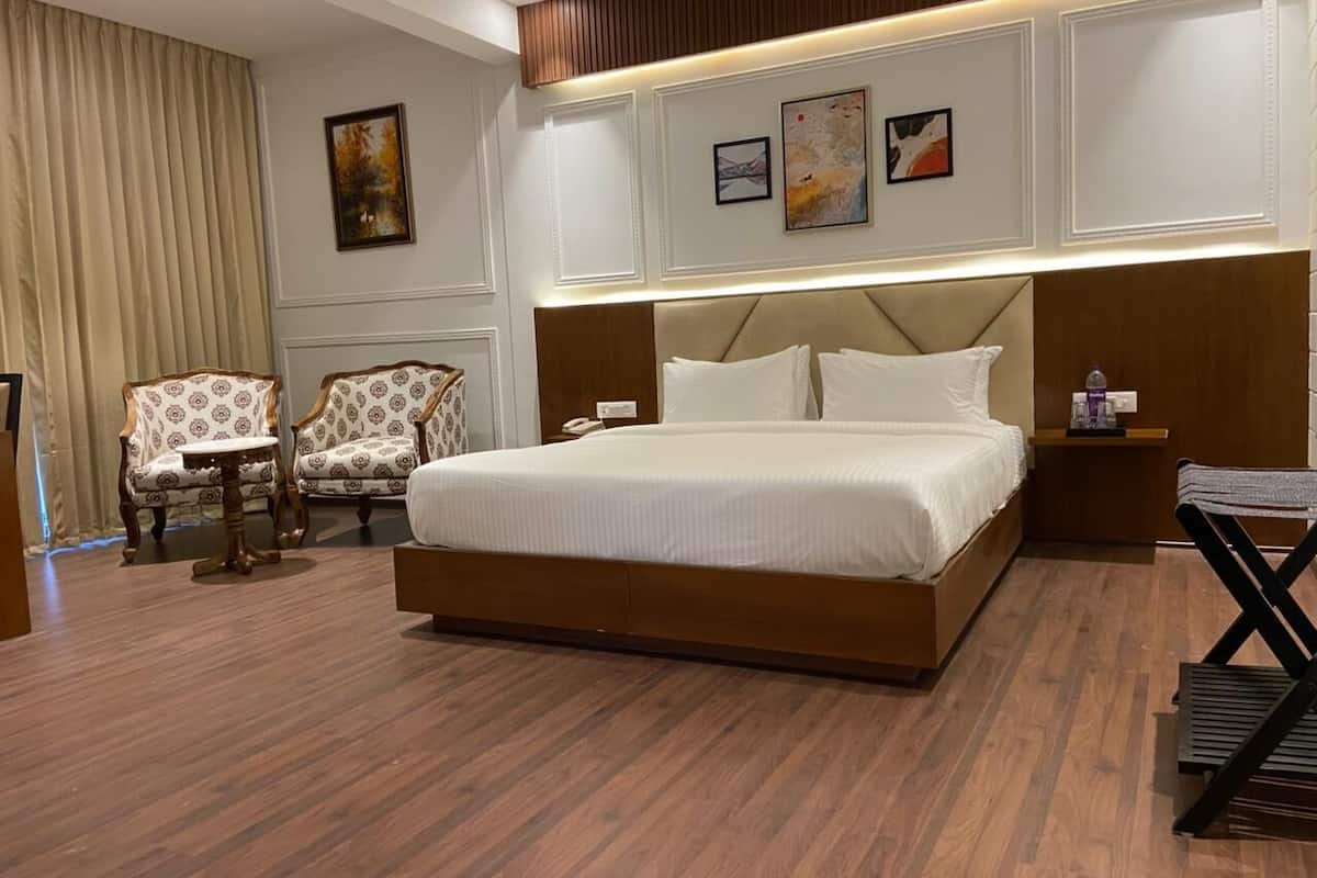 Quarto com design assinado, vista para o jardim | Cofres nos quartos, escrivaninha, espaço de trabalho para notebook