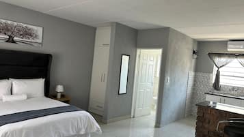 Suíte luxo, vista para a montanha | 1 quarto, escrivaninha, espaço de trabalho para notebook
