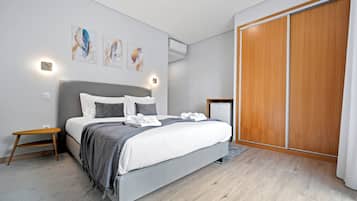 Deluxe Double Room with Balcony | Cofres nos quartos, espaço de trabalho para notebook, cortinas blackout