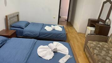 1 quarto, minibar, secretária