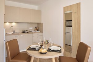 Frigobar, micro-ondas, cooktop, talheres/pratos/utensílios de cozinha