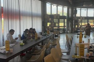 Uma sala de conferências com uma mesa comprida, cadeiras e placas de identificação.
